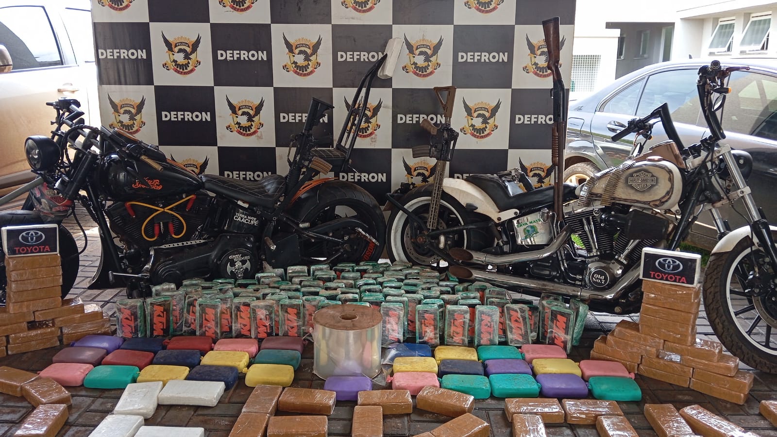 Defron apreende armas de guerra e grande quantidade de drogas na ...